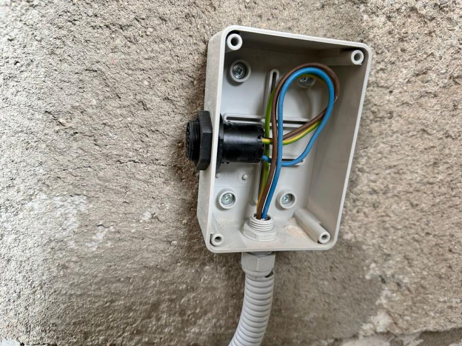 Elektroinstalace pro připojení FVE, úprava rozváděče pro zabránění ...